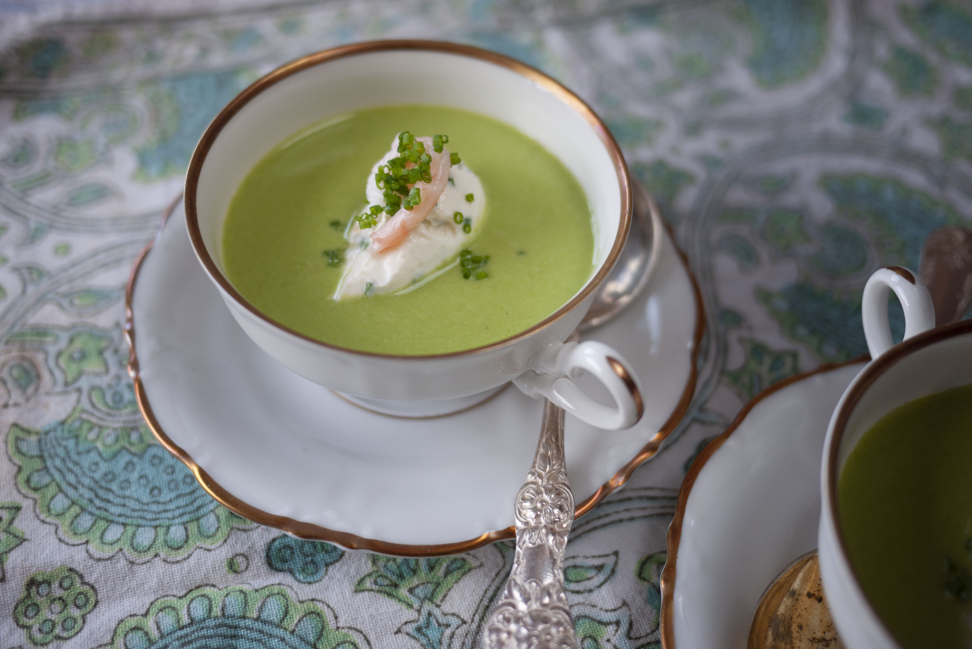Grön ärtsoppa med räkor och pepparrotskräm | Galatea